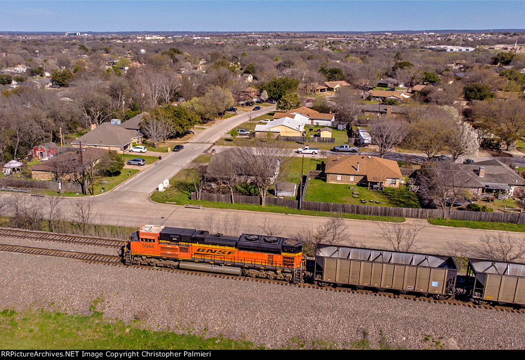 BNSF 9044 Leads E-MLMEBM0-39